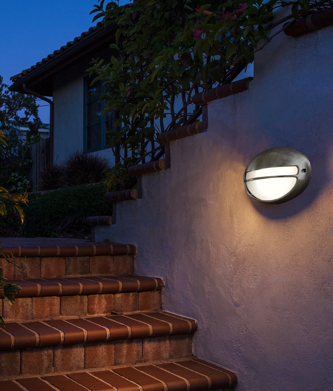 Oval Outdoor Wall Light with Eyelid Design for E27 Lamps