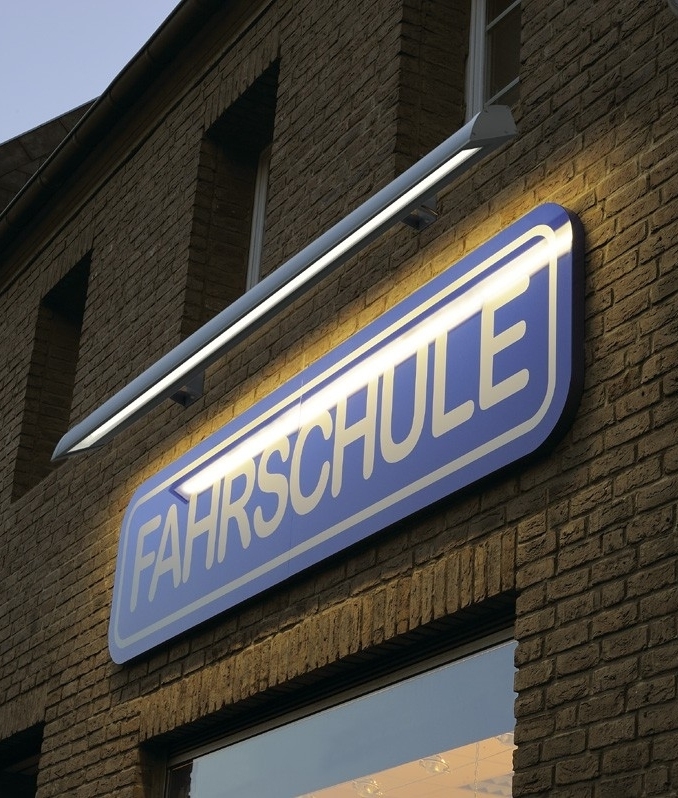 Professional LED sign light, linear with asymmetric light distribution