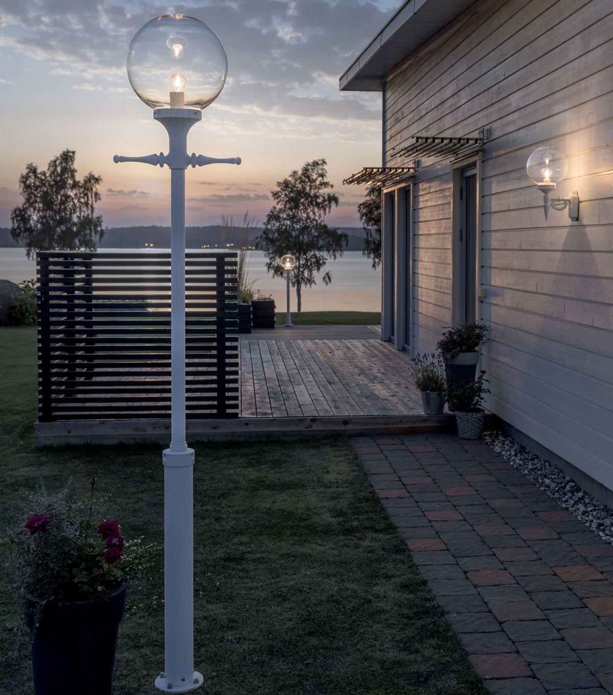 Clear Globe Shaded Outdoor Lamppost - White or Black