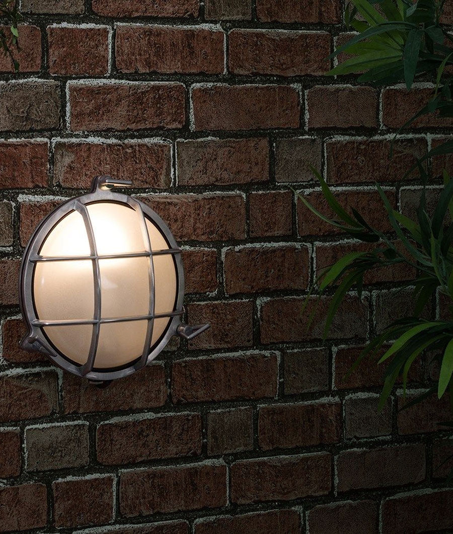 Outdoor IP45 Bulkhead Light in Aluminium - E27 Lamp