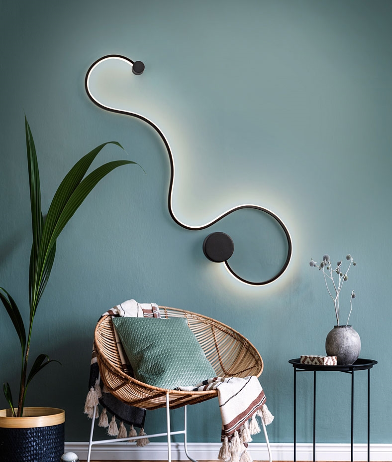 Ultra Modern Curled LED Wall Light in Gold or Black Finish